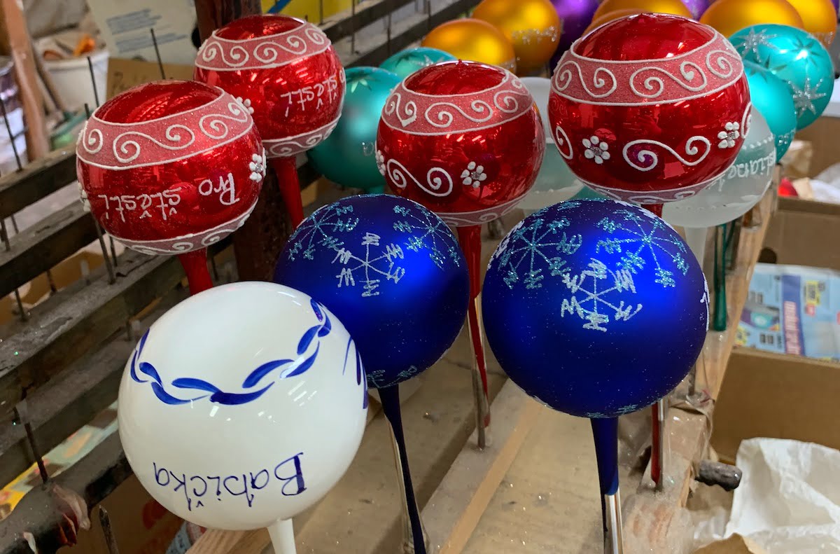 Jak powstają bombki? Wizyta w wytwórni "Ozdoba"